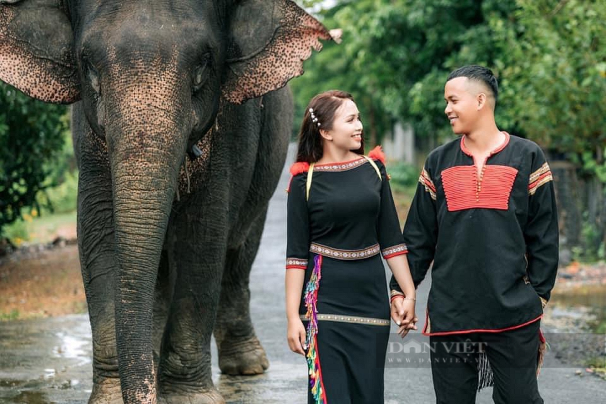 Nhiều phụ nữ Ê Đê mặc trang phục truyền thống hàng ngày - Connecting Values - Awakening Potentials